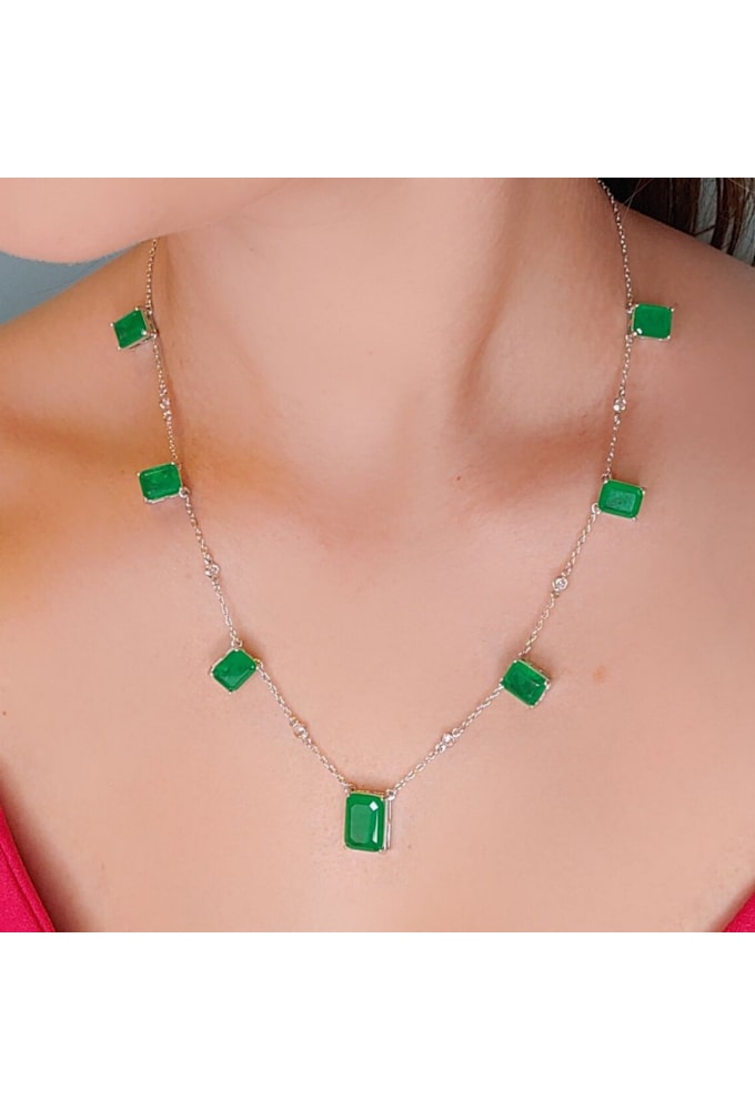 Colar com pedra retangular esmeralda fusion